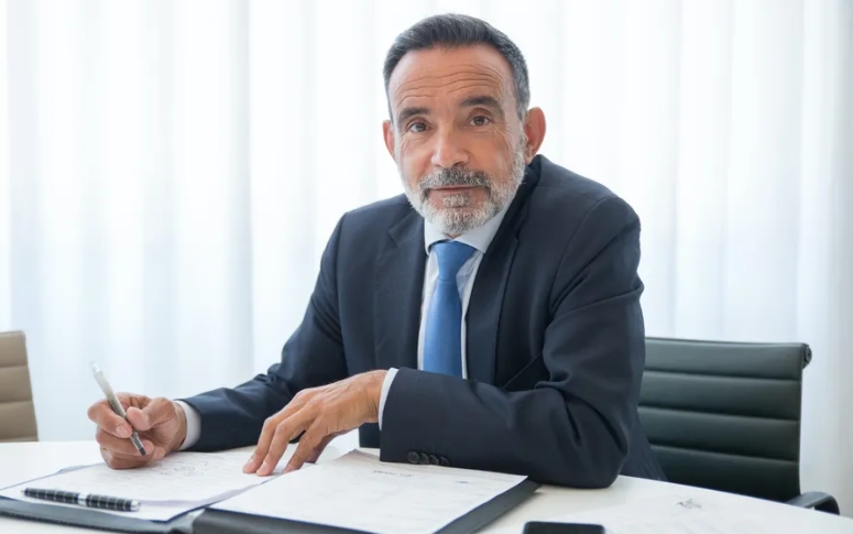 Ο άντρας εγκαταλείπει τη γυναίκα και το παιδί για νεότερη γυναίκα ...